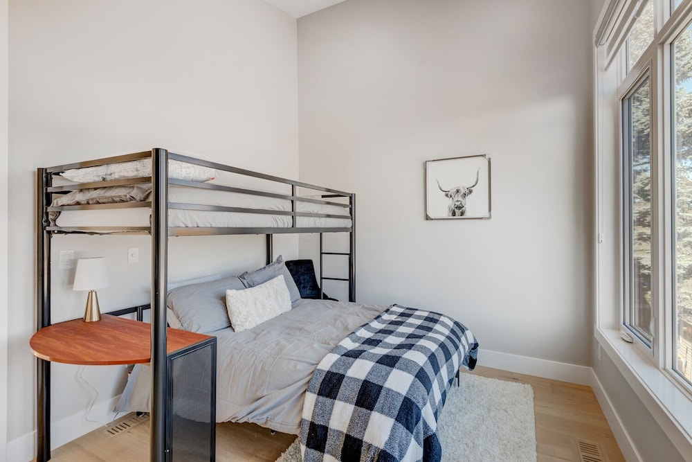 Detach, Luxury, Near Downtown W/ Hot Tub+ Garage - Calgary