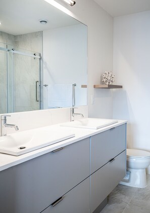 Apartamento em Condomínio Fechado | Casa de banho | Um secador de cabelo, toalhas fornecidas, sabão, champô 