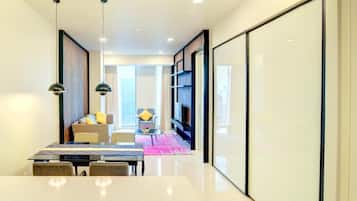 Apartamento Deluxe | Sala de estar | Televisor LCD de 40 polegadas com canais digitais, televisor