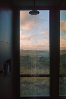 Cabana de Madeira de Luxo | Casa de banho | Um polibã e uma banheira separados, uma banheira de imersão total 