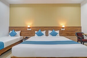 Quarto Triplo Deluxe | Cofre no quarto, secretária 