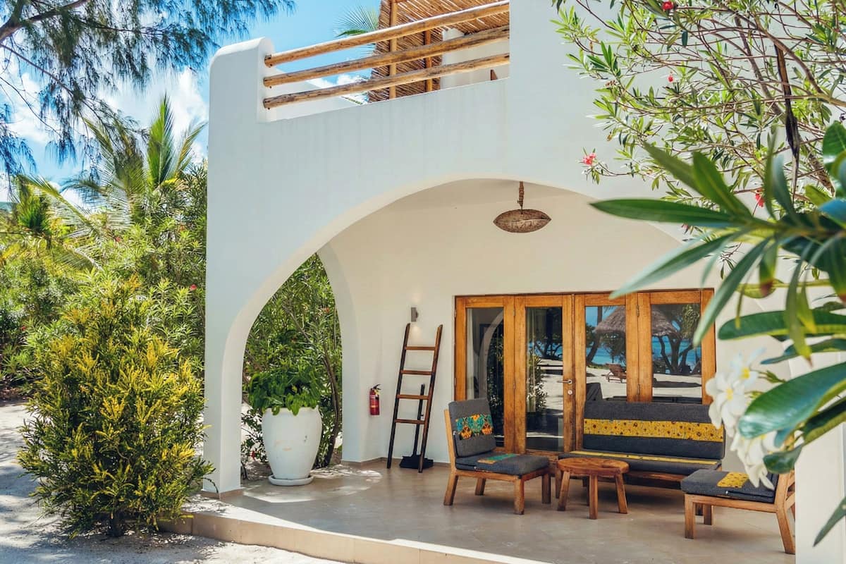 Cofre no quarto, com decoração personalizada, secretária