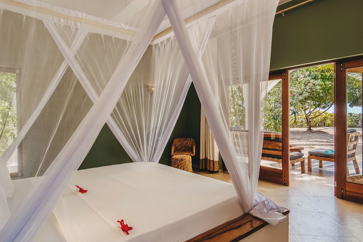 Cofre no quarto, com decoração personalizada, secretária