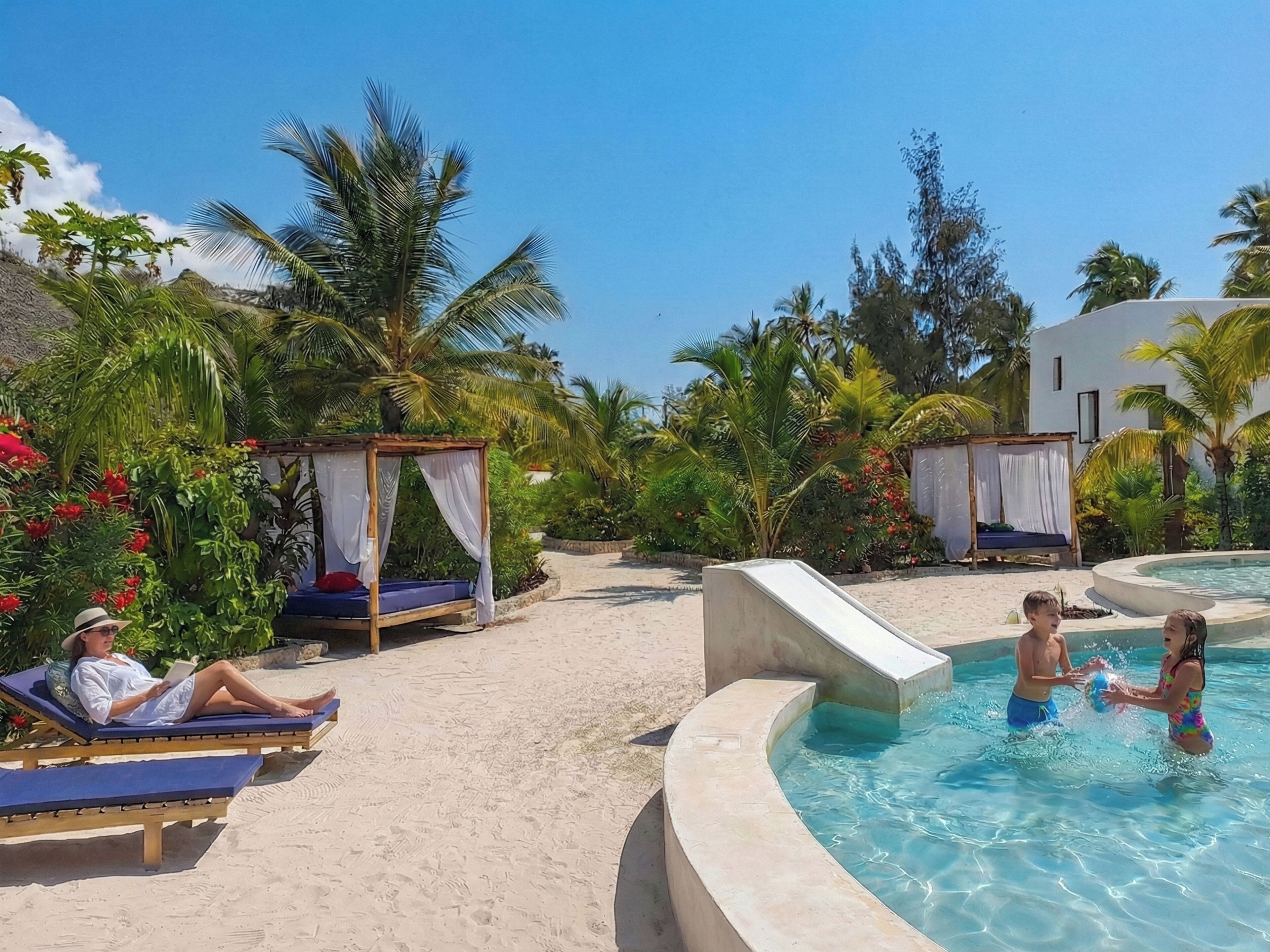 Uma área de piscina com espreguiçadeiras e uma piscina pequena.