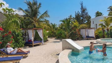 Uma área de piscina com espreguiçadeiras e uma piscina pequena.