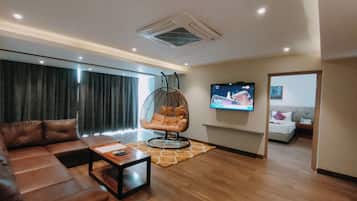Suite Room | Área de estar | TV LED 32 polegadas com canais a cabo, lareira, pisos aquecidos