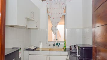 Um frigorífico, uma chaleira elétrica