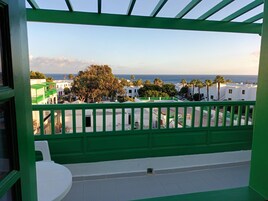 Apartamento Superior, 1 quarto, vista para o mar | Terraço/pátio interior