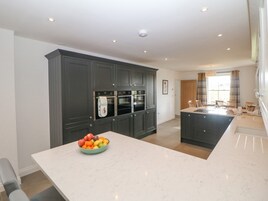 Geladeira, lava-louças, talheres/pratos/utensílios de cozinha