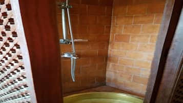 Um polibã, um chuveiro fixo, toalhas fornecidas, sabão