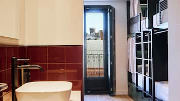 Um banheiro moderno com uma pia grande branca, uma torneira preta e um revestimento de azulejos vermelhos.