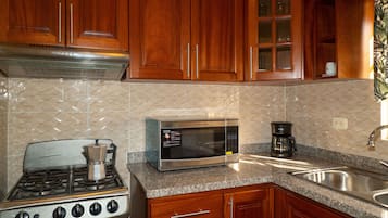 Apartamento, 2 quartos | Cozinha privada | Um frigorífico, um forno, uma cafeteira/bule