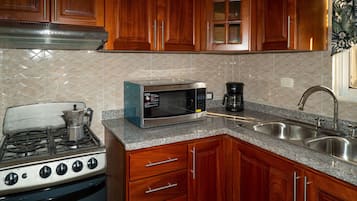 Apartamento, 2 quartos | Cozinha privada | Um frigorífico, um forno, uma cafeteira/bule