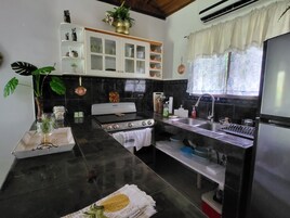 Apartamento família | Cozinha privada | Geladeira grande, fogão, cooktop, chaleira elétrica