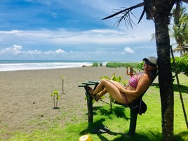 Na praia, guarda-sóis 