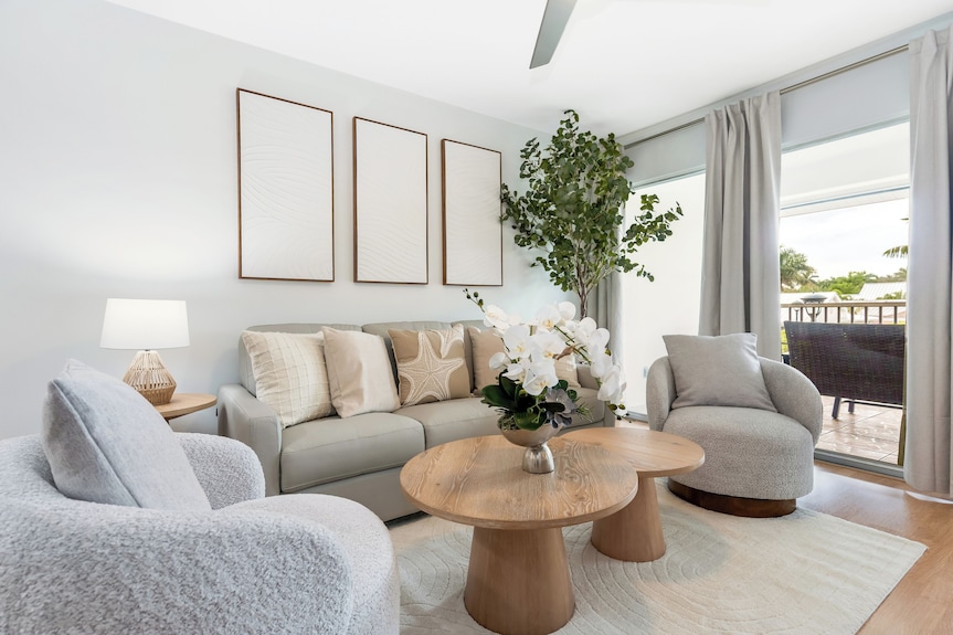 Minimalist Haven Naples Walk To Beach & 5th Ave - Naples, FL