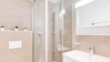 Apartamento básico, 1 cama Queen | Banheiro | Toalhas de banho