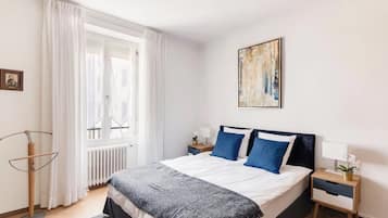 Apartamento básico, 1 cama Queen | Ferros/tábuas de passar roupa, Wi-Fi de cortesia, roupa de cama