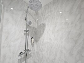 Estúdio Deluxe | Casa de banho | Um polibã, um secador de cabelo, toalhas fornecidas, sabão 