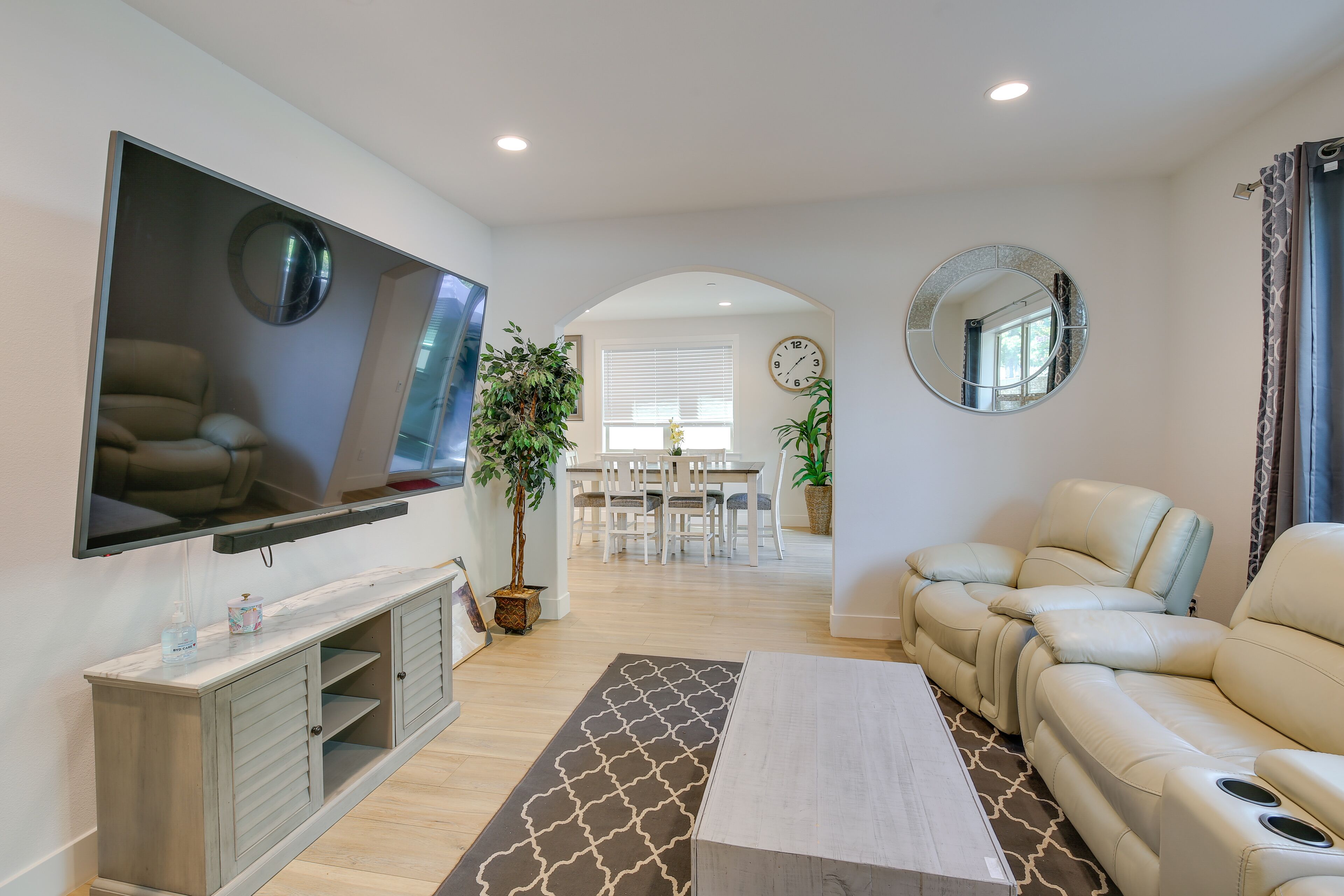 Pet-friendly Paramount Home, 16 Mi To Los Angeles! - Long Beach, CA