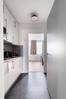 Suite | Cozinha privada | Geladeira, micro-ondas, cafeteira/chaleira, chaleira elétrica