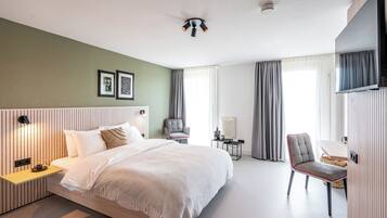 Quarto casal luxo, sacada | Roupas de cama antialérgicas, Wi-Fi de cortesia