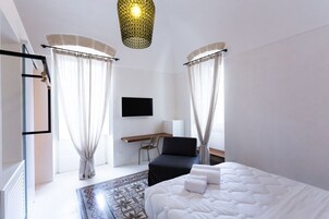 Quarto Triplo Standard | Minibar, cofre no quarto, secretária, quartos insonorizados 