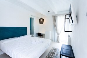 Quarto Duplo Standard | Minibar, cofre no quarto, secretária, quartos insonorizados 