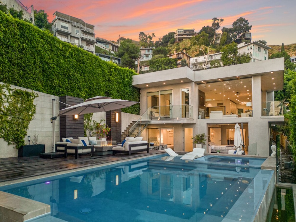 Sunset Heights - Elegant Modern Villa With Beautiful Views In The Hills - Beverly Hills, CA