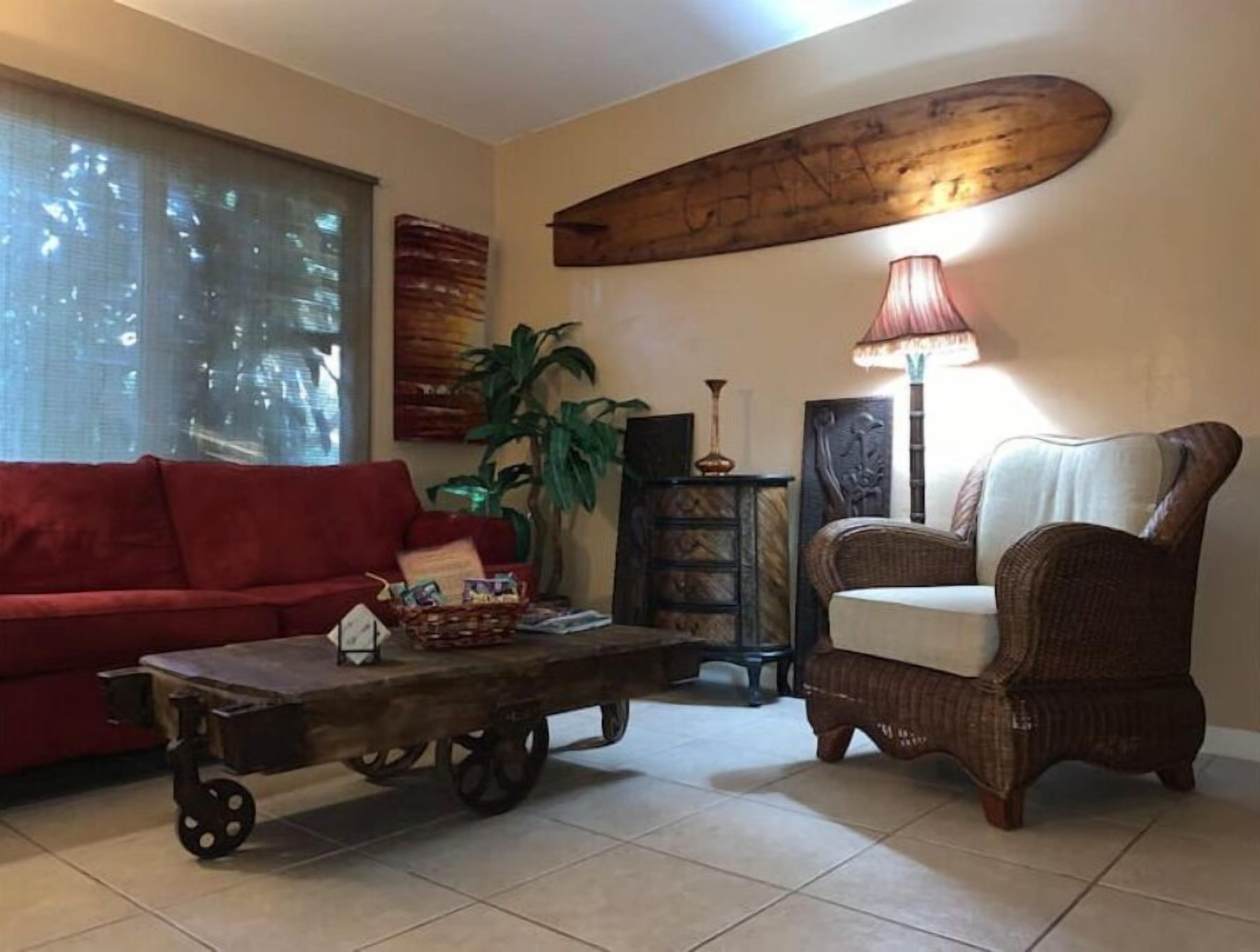 Captin' Joe's Tropical Palm Beach Hot Tub Hideaway - Westgate, FL