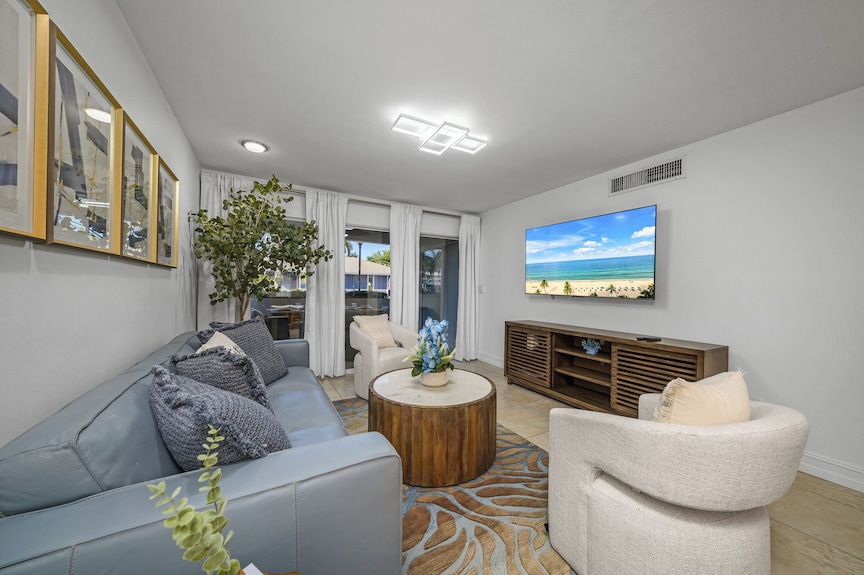 Downtown Naples Retreat - Walk To 5th Ave & Beach - Naples, FL