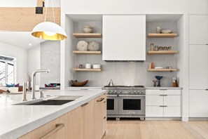 Estúdio (6 Bedrooms) | Cozinha privada | Um frigorífico, um micro-ondas, um forno, uma placa de cozinha