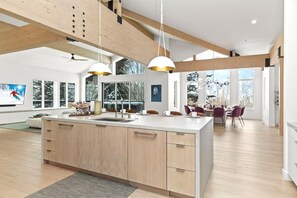 Estúdio (6 Bedrooms) | Cozinha privada | Um frigorífico, um micro-ondas, um forno, uma placa de cozinha 