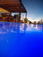 Piscina interna, piscina externa, guarda-sóis, espreguiçadeiras