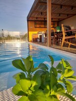 Piscina interna, piscina externa, guarda-sóis, espreguiçadeiras