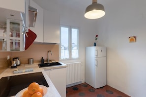 Apartamento Básico, 1 cama de casal e sofá-cama | Cozinha privada | Um frigorífico, um micro-ondas, um forno, uma placa de cozinha 