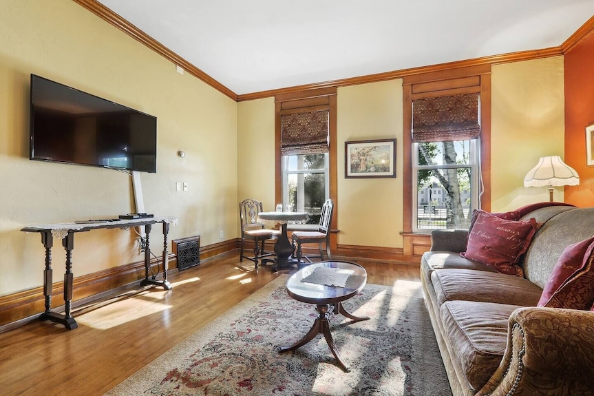 Charming Queen Suite, Two Person Jet Tub, Downtown - Door County, WI