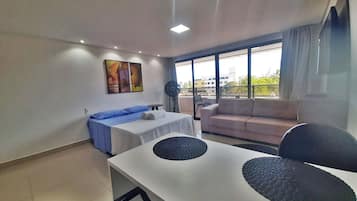 Apartamento Familiar | Sala de estar | Smart TV de 42 polegadas com canais por cabo, televisor