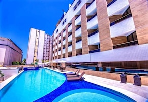 Piscina interna, espreguiçadeiras