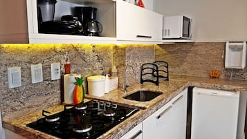 Apartamento Familiar | Cozinha privada | Um frigorífico, um micro-ondas, uma placa de cozinha, uma torradeira