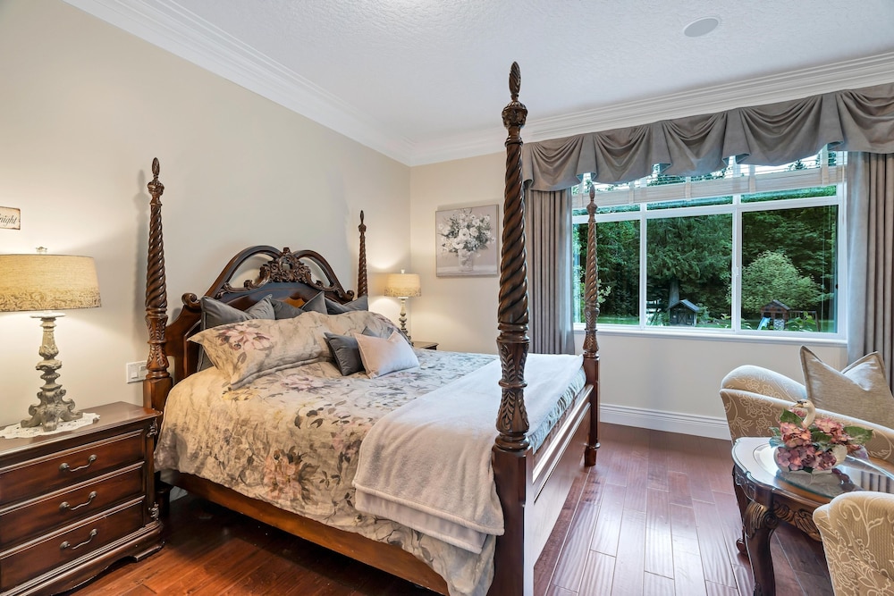 Country Estate On Acreage With Swimming Pool, Hot Tub, Creek And Trails. - North Saanich