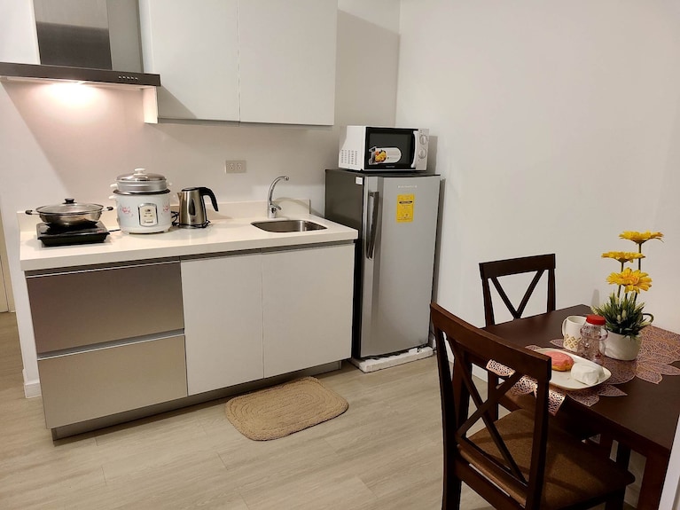 Cozy And Relaxing Staycation - 3 Minutes Walk To Beach Pool - 마카티