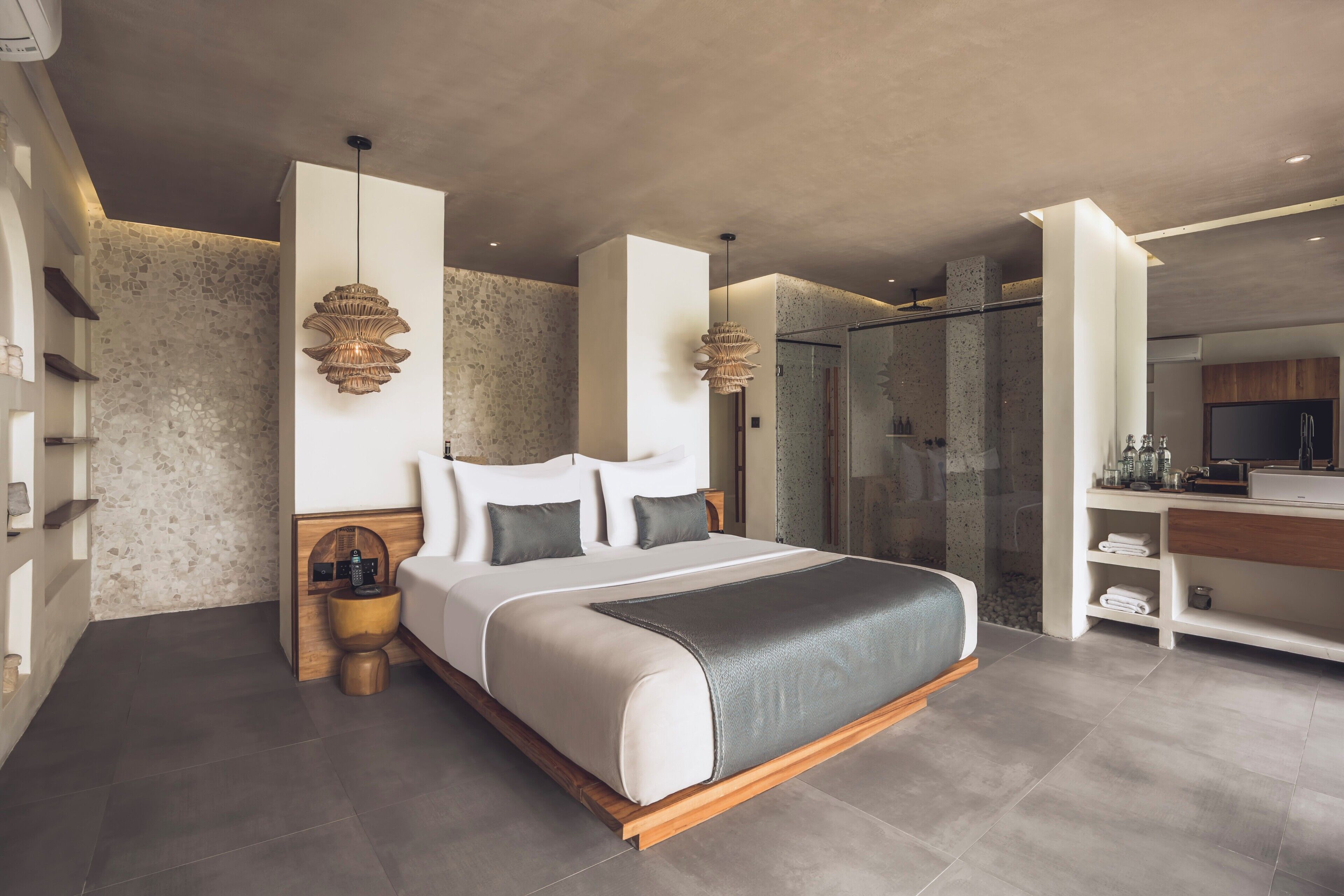 Jungle Room with Pool & Bathtub | Cofre no quarto, cortinas/cortinados opacos, ferro/tábua de engomar 