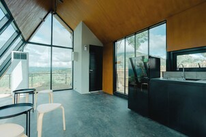 Um micro-ondas, uma chaleira elétrica 