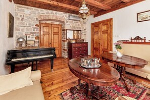 Apartamento Signature | Sala de estar | Monitores, impressoras 