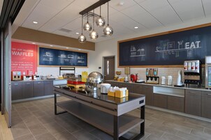 Café da manhã com buffet grátis todos os dias