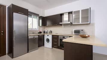 Apartamento Comfort | Cozinha privada | Um frigorífico/congelador grande, um micro-ondas, um forno