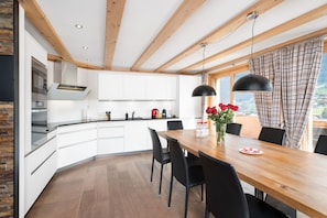Duplex superluxo, 4 quartos, vista para a montanha | Cozinha privada | Chaleira elétrica