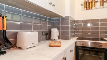 Um frigorífico, uma chaleira elétrica, uma torradeira