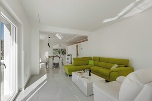 Villa Familiar, vários quartos, frigorífico e micro-ondas (Amazing Villa Chimera White View) | 5 quartos, ferro/tábua de engomar, Wi-fi grátis 